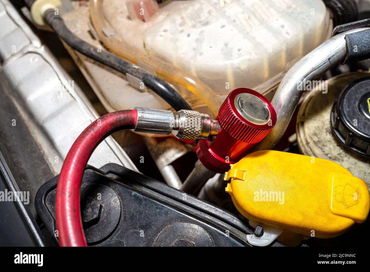 Kältemittel einfüllen -Fotos und -Bildmaterial in hoher Auflösung – Alamy