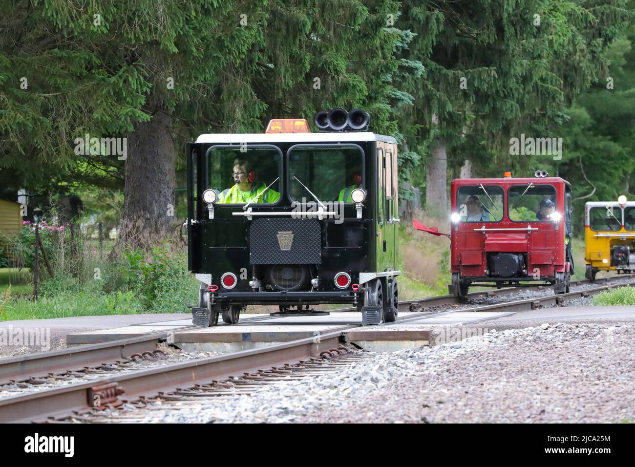 Am 11. Juni 2022 fahren Eisenbahnmotorwagen auf der North Shore ...
