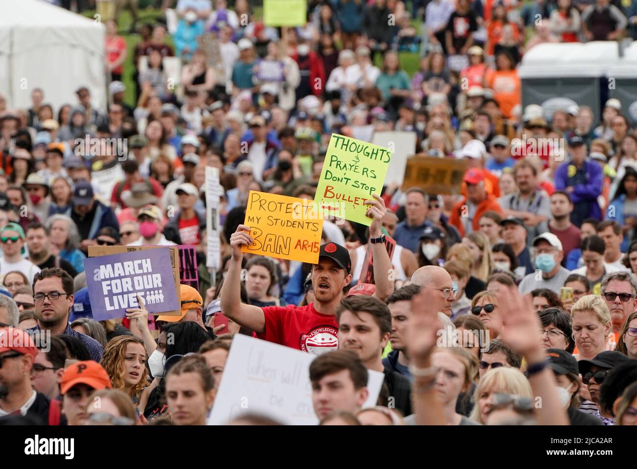 Demonstranten halten Plakate, während sie am „Marsch um unser Leben“ teilnehmen, einem von einer ...