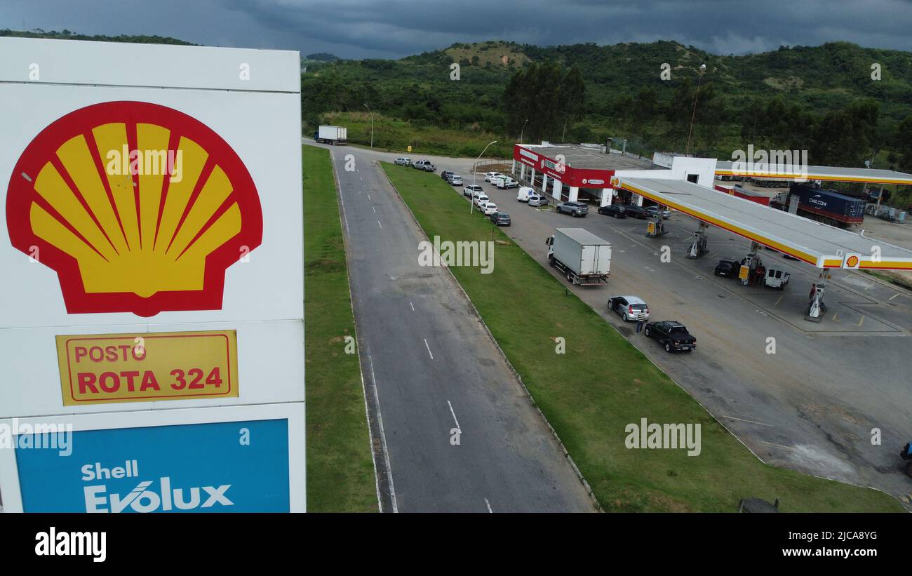 Lkw fahrer beim tanken -Fotos und -Bildmaterial in hoher Auflösung – Alamy