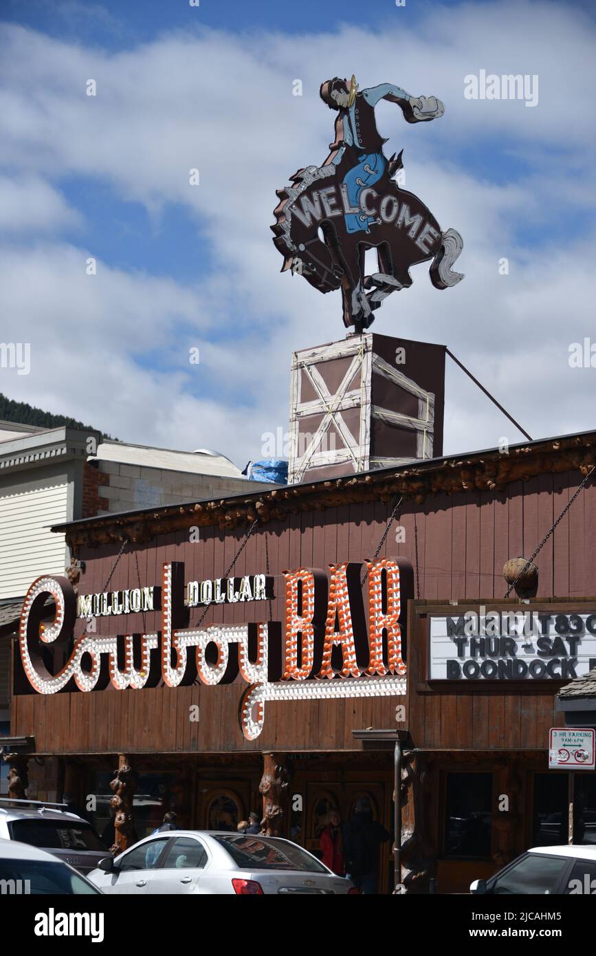 Jackson, WY. USA 5/21/2022. Cowboy Bar auf dem Marktplatz, der dem WORT ...