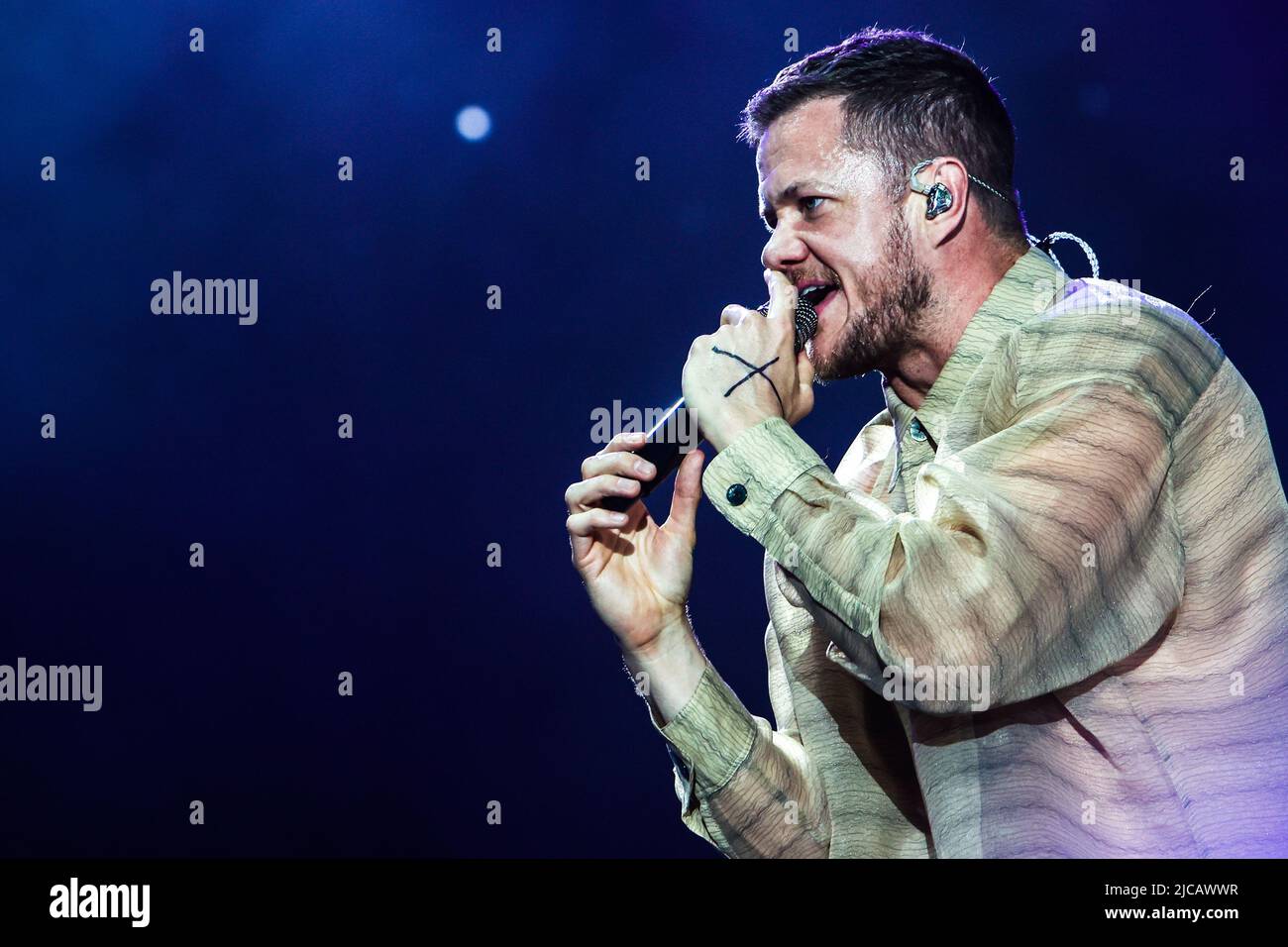 Imagine dragons frontman -Fotos und -Bildmaterial in hoher Auflösung ...