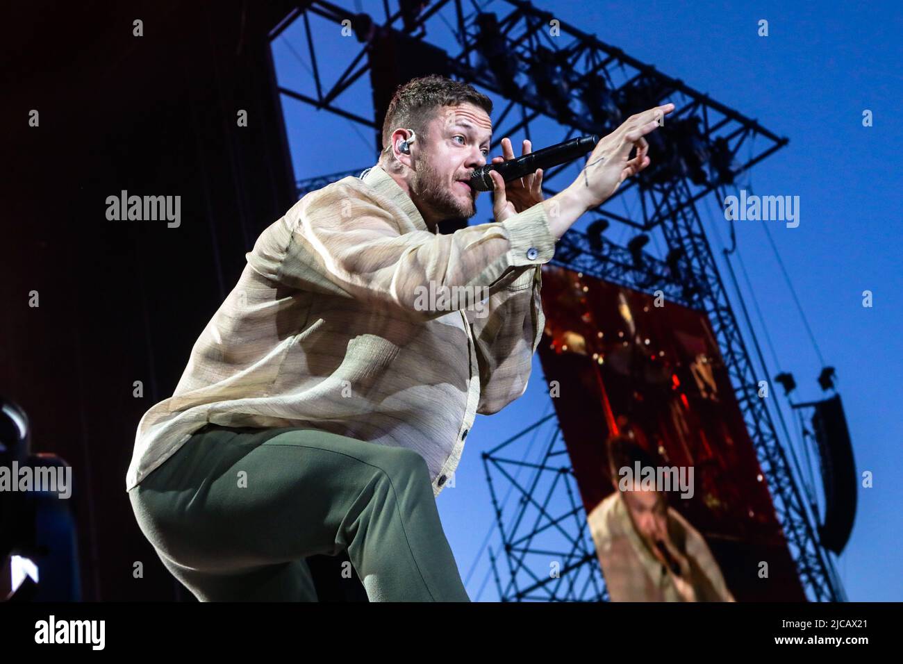 Imagine dragons frontman -Fotos und -Bildmaterial in hoher Auflösung ...