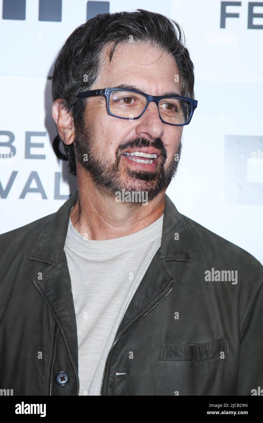 NEW YORK, NY, USA - 10. JUNI 2022: Ray Romano beim „Somewhere in Queens ...