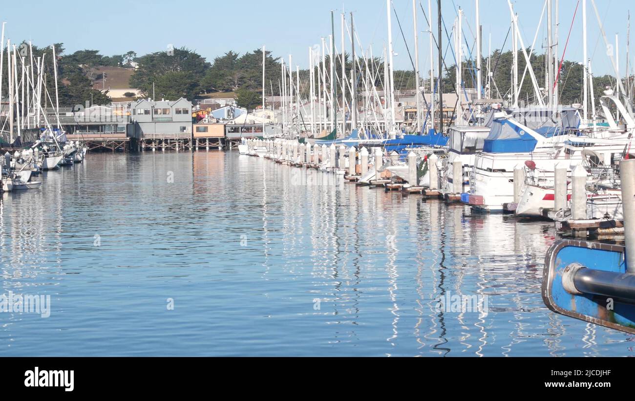 Bunte Holzhäuser auf Pfählen, Pylonen oder Säulen, Meeresbucht oder ...