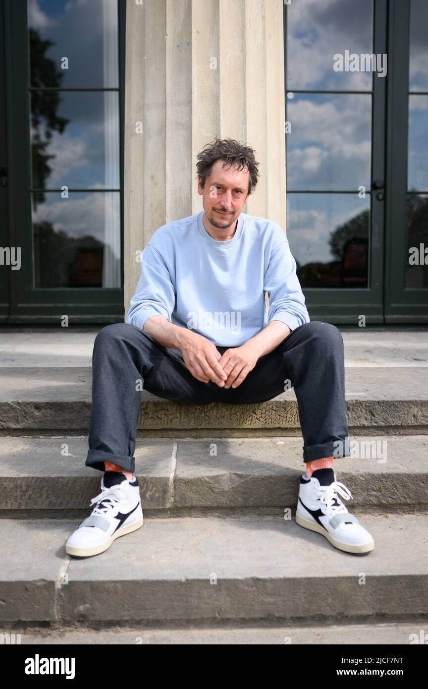 Hamburg, Deutschland. 11.. Juni 2022. Schauspieler Hans Löw sitzt auf ...