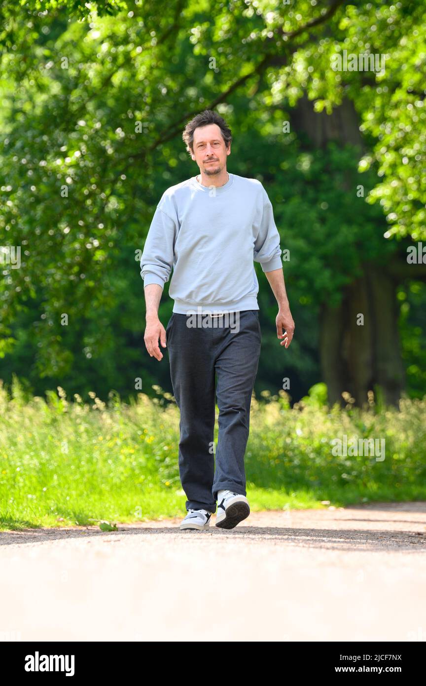 Hamburg, Deutschland. 11.. Juni 2022. Schauspieler Hans Löw spaziert ...