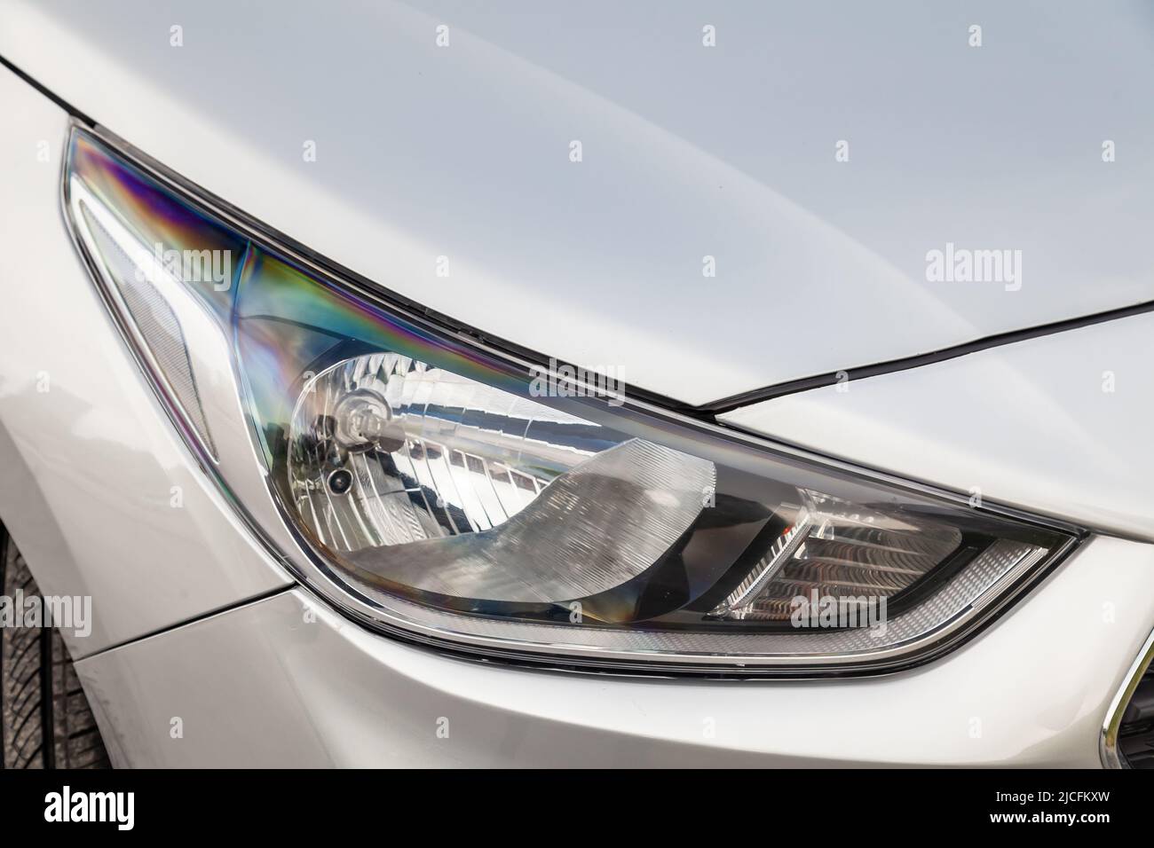 Stilvoller Xenon-Scheinwerfer eines deutschen Autos - optische ...