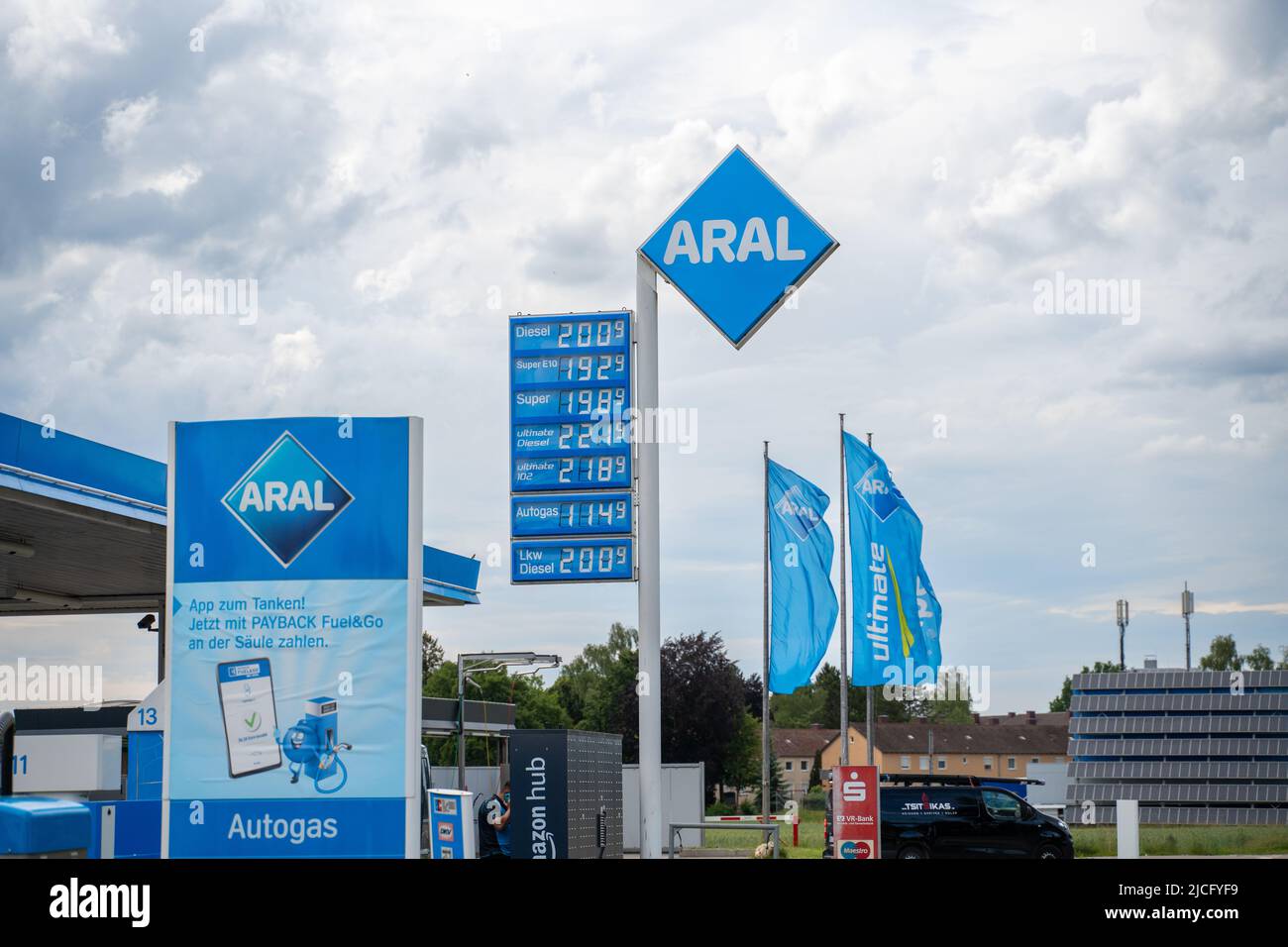 Aral logo und preistafel an einer aral tankstelle Stockfotos und ...