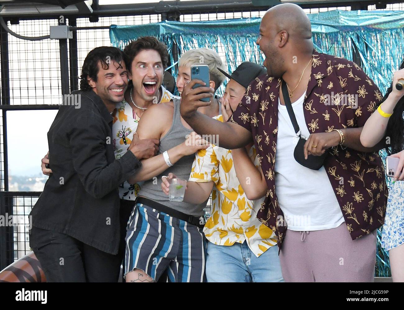 Los Angeles, USA. 12.. Juni 2022. (L-R) FIRE ISLAND Cast & Crew ...