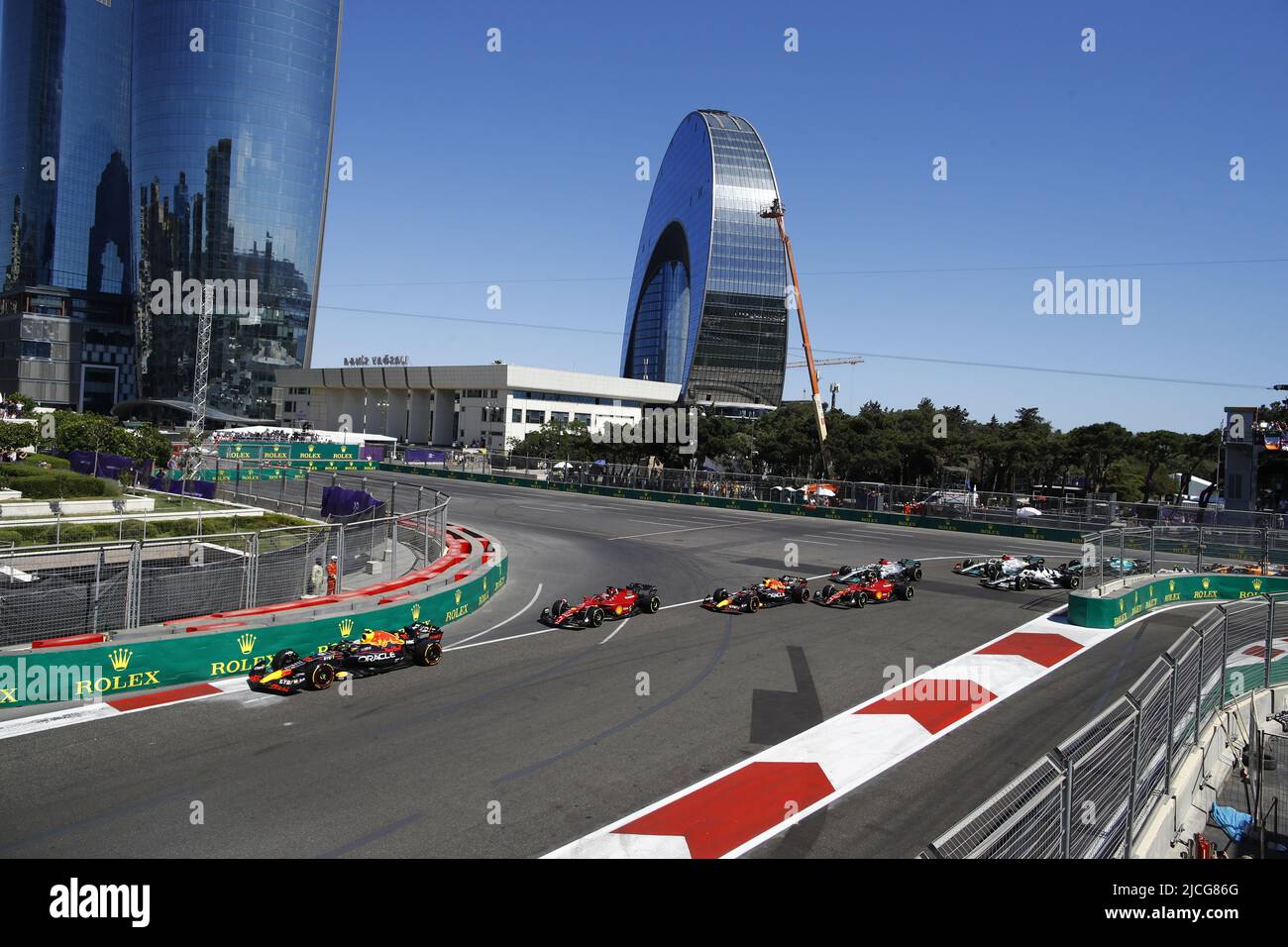 Baku, Aserbaidschan - 12/06/2022, 11 PEREZ Sergio (mex), Red Bull Racing RB18, Action 16 LECLERC ...