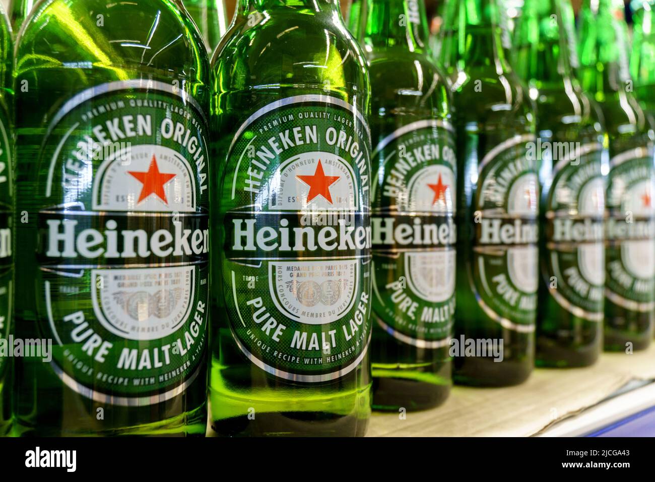 Heineken flaschen -Fotos und -Bildmaterial in hoher Auflösung – Alamy