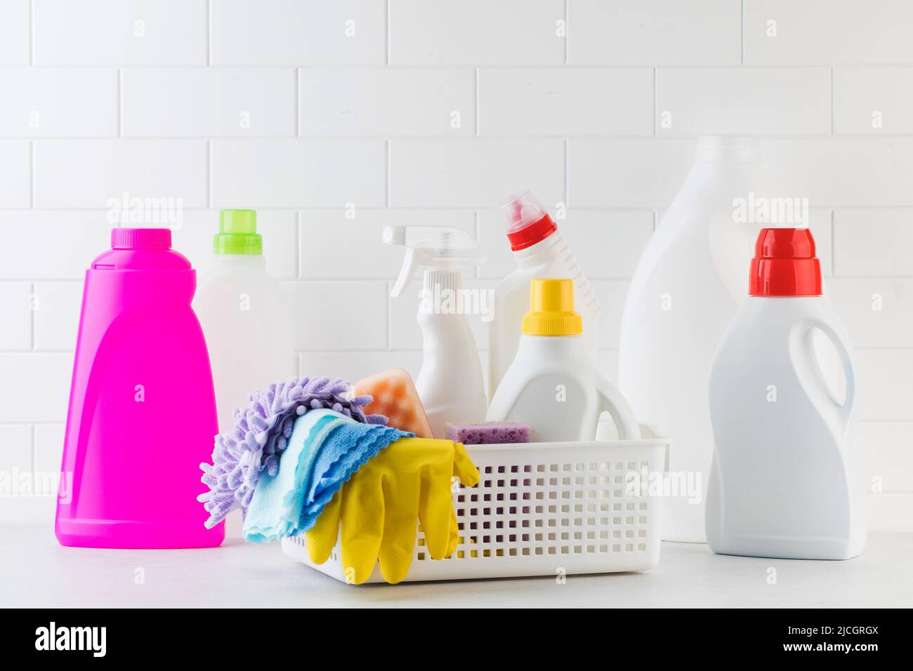 Eine Reihe von verschiedenen Waschmitteln, Schwämmen und Lumpen. Das ...