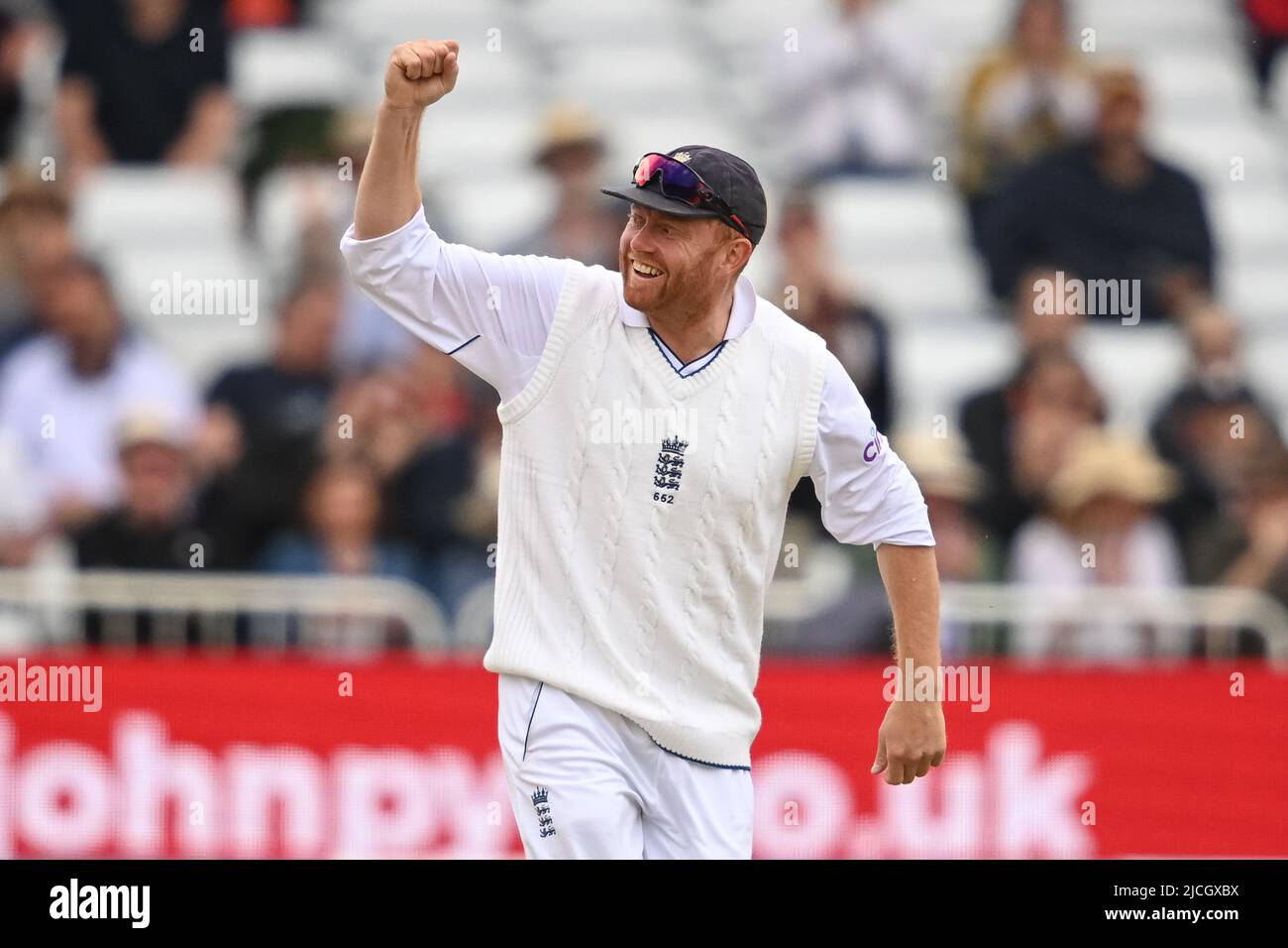 Jonny Bairstow aus England feiert den Fang von Devon Conway aus Neuseeland Stockfotografie - Alamy