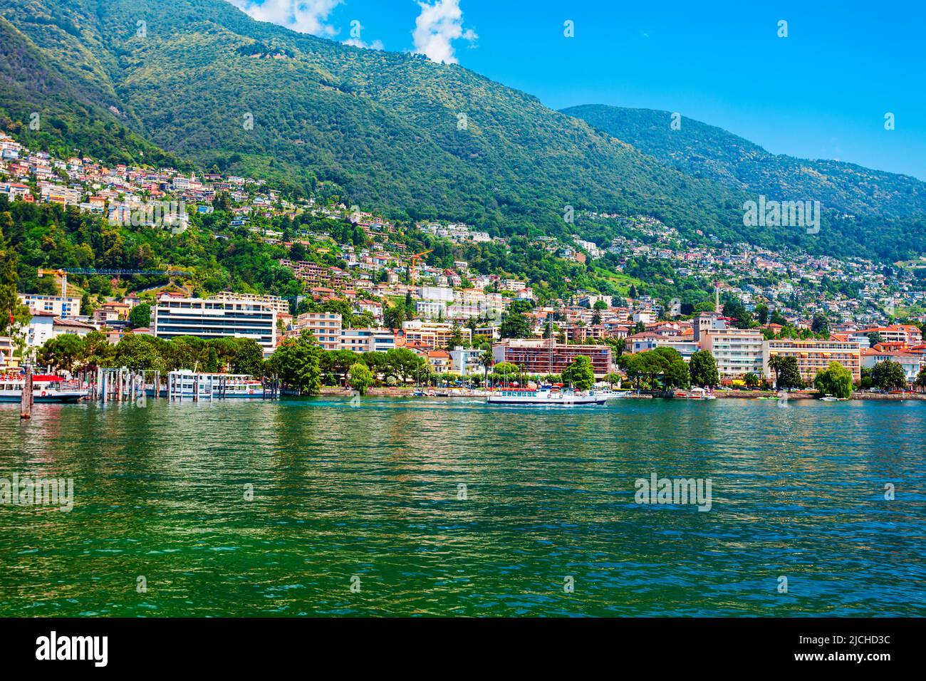 Stadtansicht mit lago maggiore -Fotos und -Bildmaterial in hoher ...