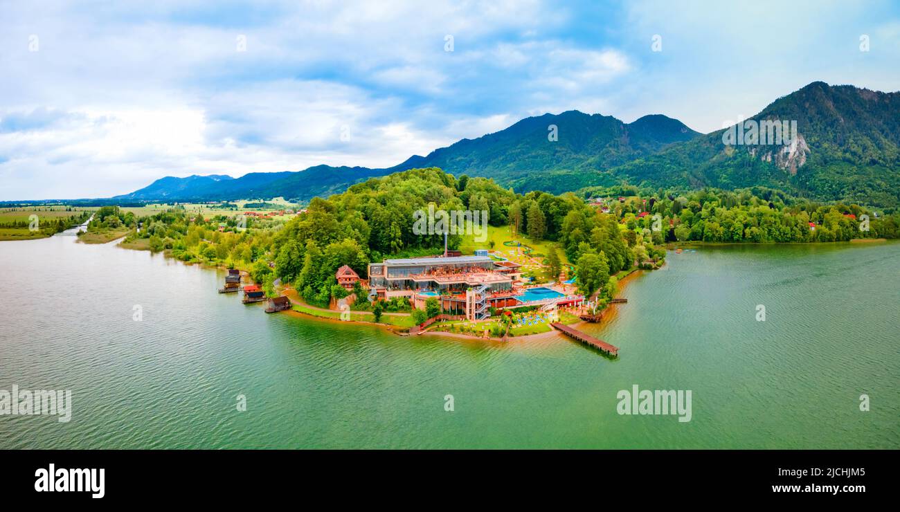Kochel am See, Deutschland - 01. Juli 2021: Kristall Therme trimini Luftpanorama. Es handelt ...
