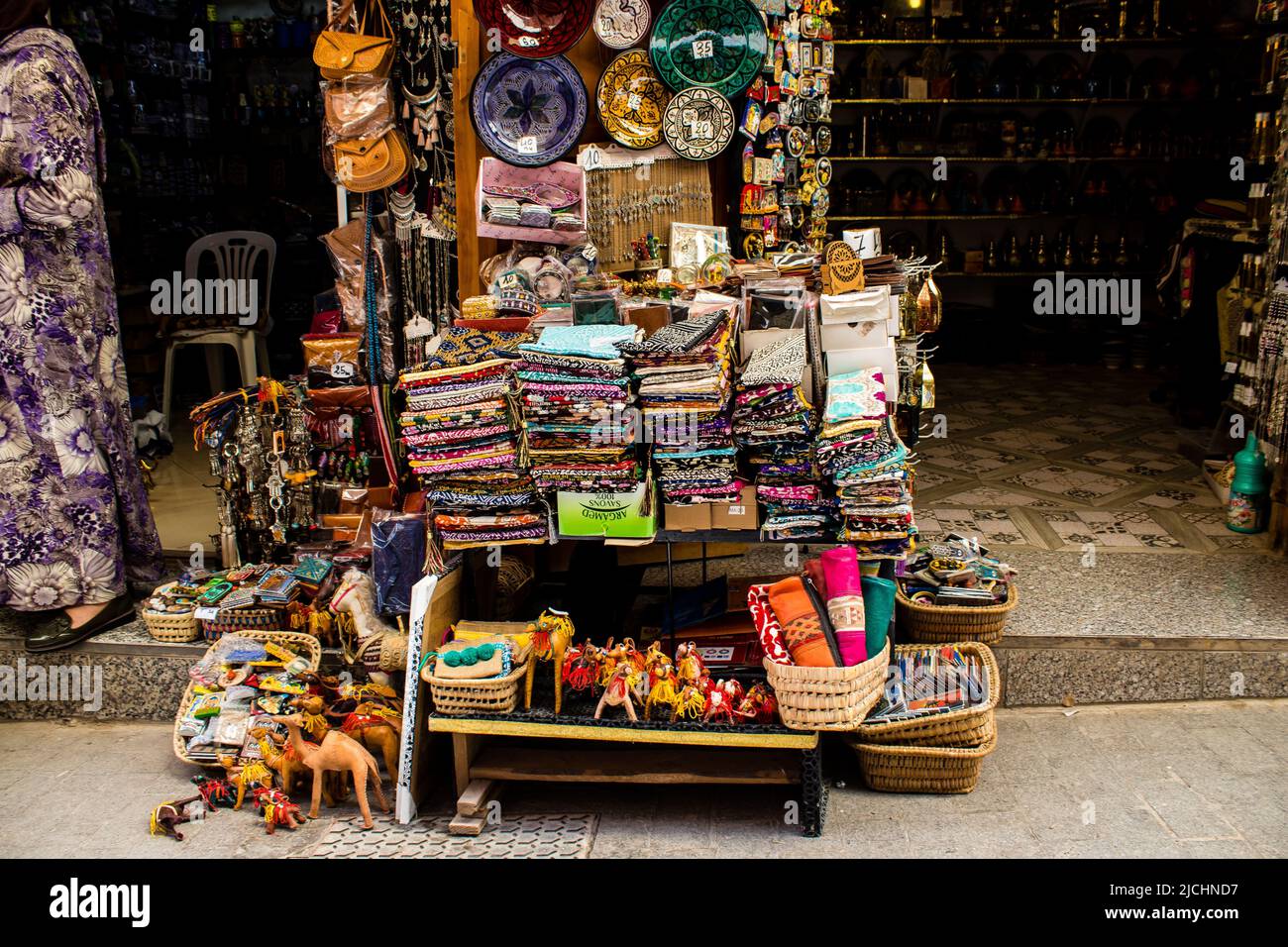 Fez, Marokko - 12. Juni 2022 die Souks von Fez in der Medina sind ...