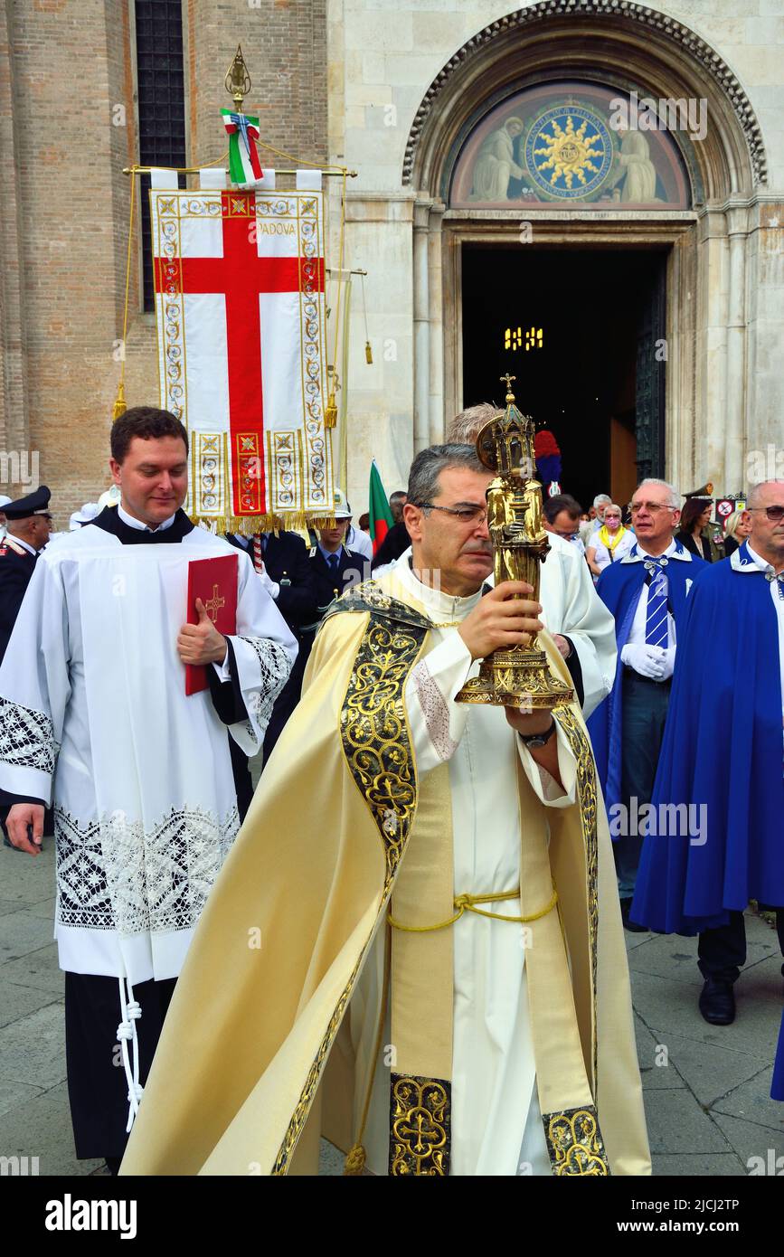 Padua, 13. Juni 2022. St. Anthony. Die Prozession verlässt die Basilika. Auf dem Foto kommen die ...