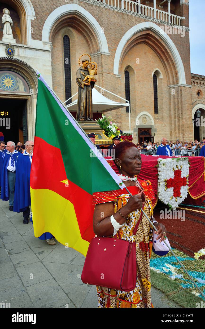 Padua, 13. Juni 2022. St. Anthony Feast. Blumenteppich, der den heiligen Antonius darstellt ...