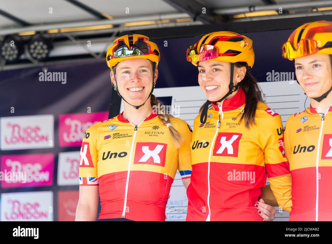 Hannah Barnes, Amalie LUTRO, Rebecca Koerner, Radsportler des Teams Uno X Pro Cycling Team beim ...