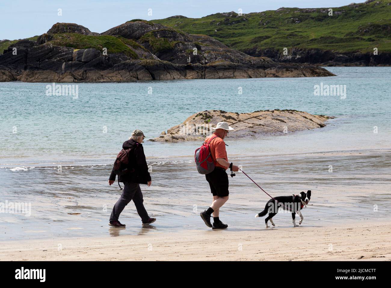 Ring of Kerry, Irland, 14/06/2022, Menschen, die am Strand von ...