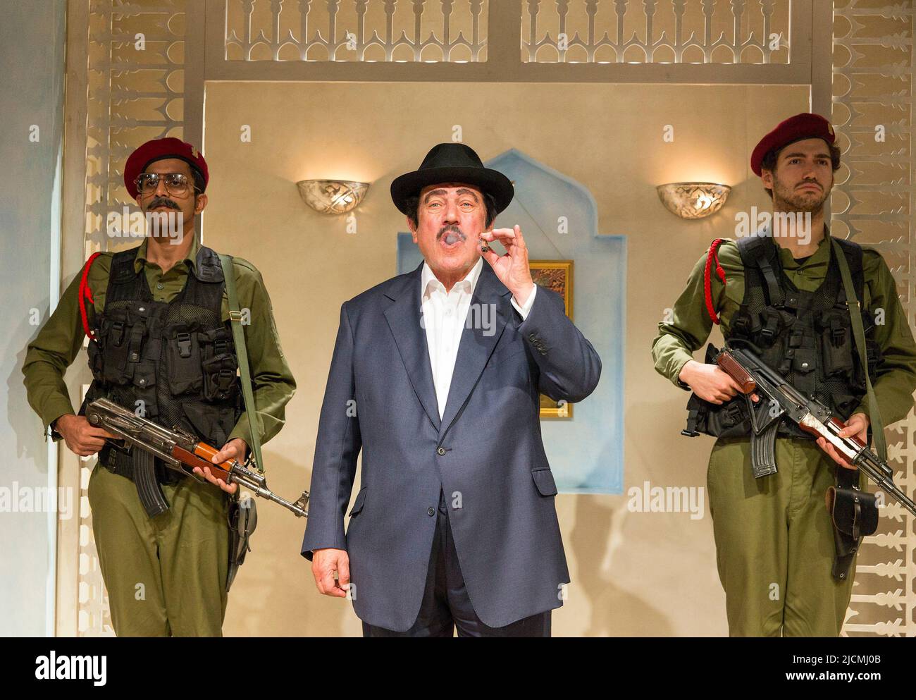 Zentrum: Steven Berkoff (Saddam Hussein) beim ABENDESSEN MIT SADDAM von ...