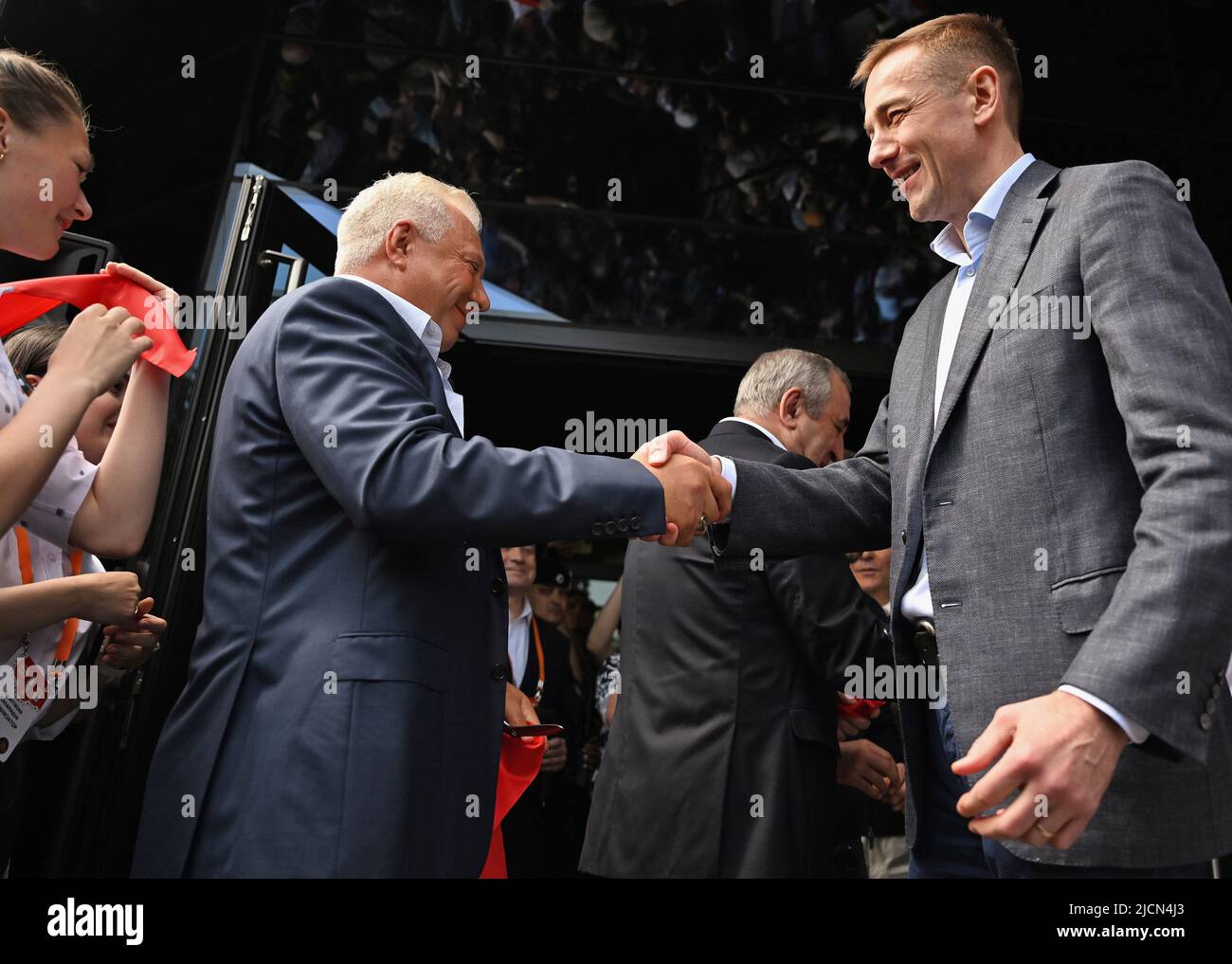 Die Eröffnungszeremonie des renovierten McDonald's Restaurants unter ...