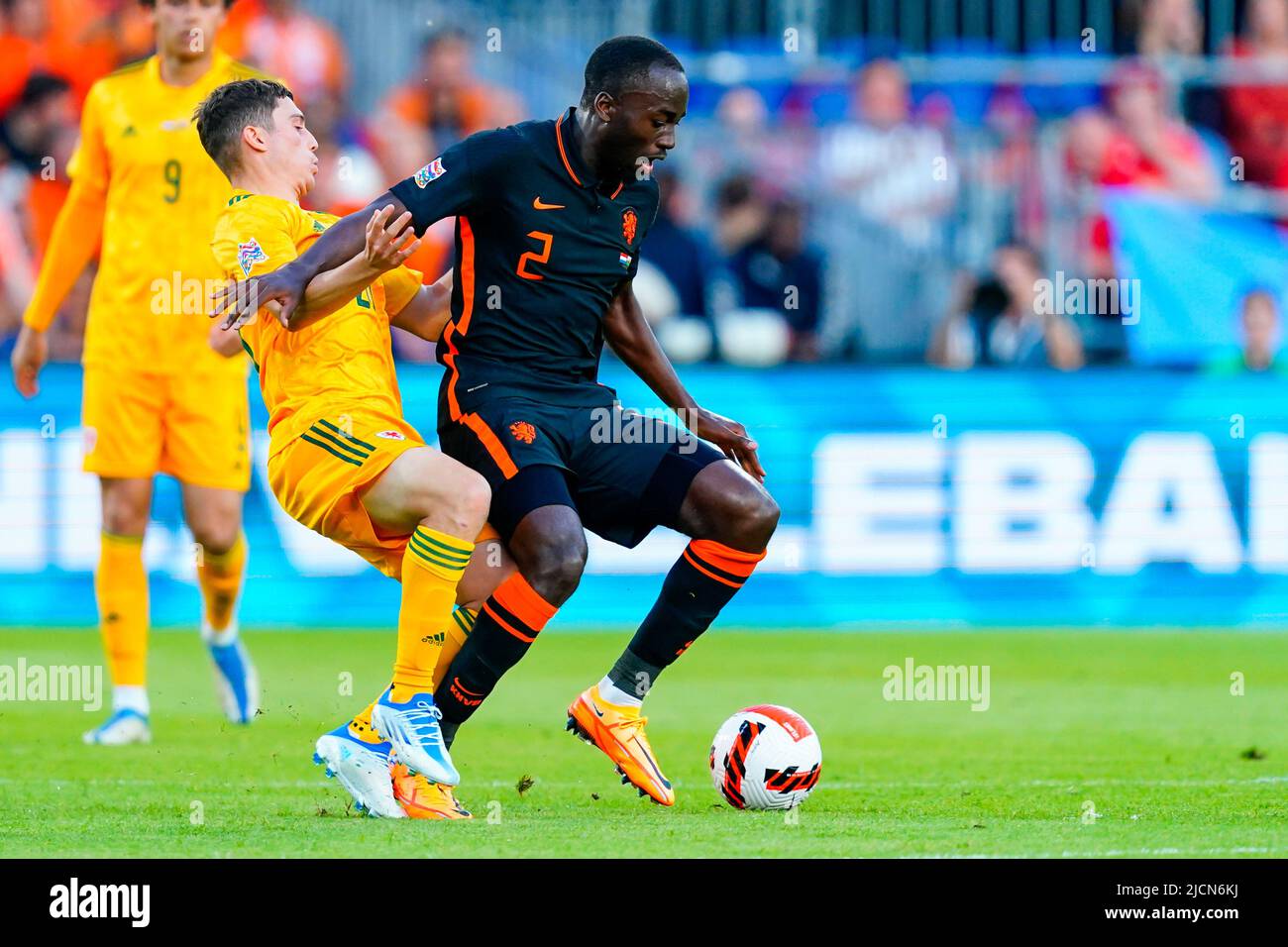ROTTERDAM, NIEDERLANDE - 14. JUNI: Daniel James aus Wales, Jordan Teze ...