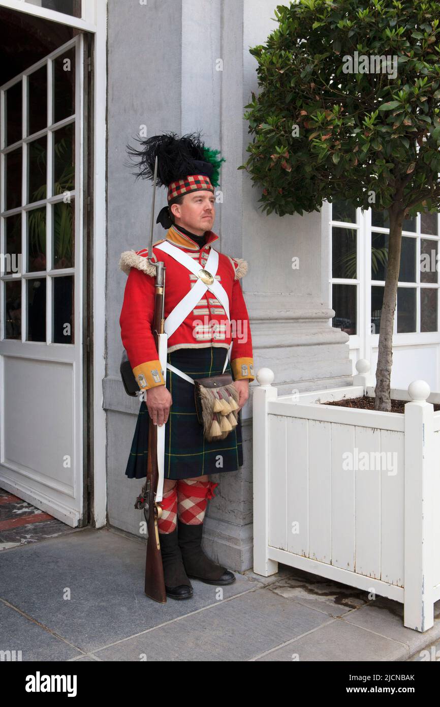 Ein Wachposten des 92. (Gordon Highlanders) Regiments of Foot beim Ball ...