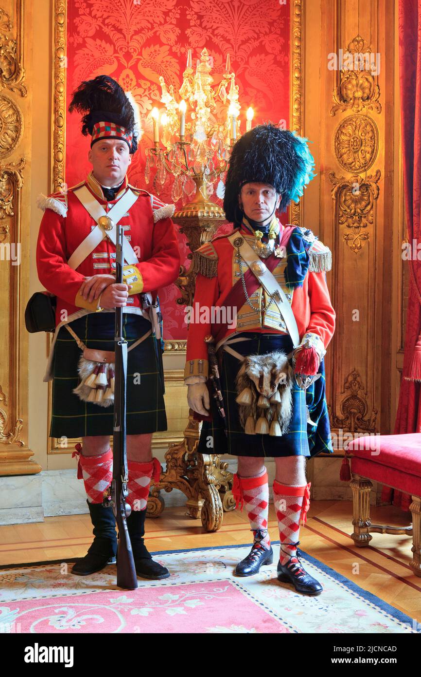 Ein Offizier und ein Soldat des 92. (Gordon Highlanders) Regiments of ...