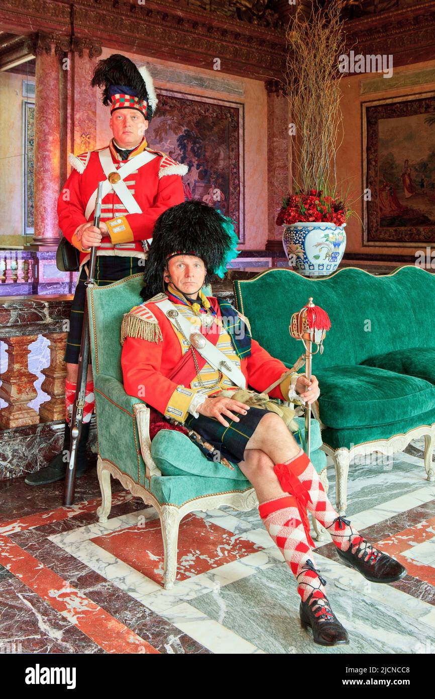 Ein Offizier und ein Soldat des 92. (Gordon Highlanders) Regiments of ...