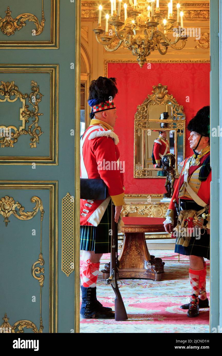 Ein Offizier und ein Soldat des 92. (Gordon Highlanders) Regiments of ...