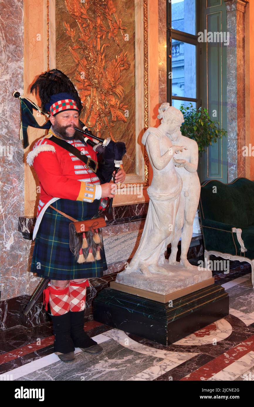 Ein Piper des 92. (Gordon Highlanders) Regiments of Foot beim Ball der ...