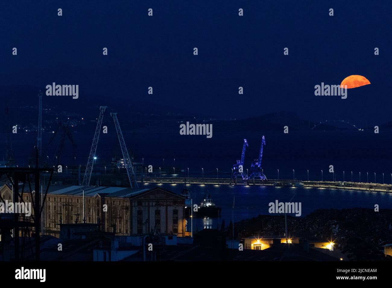 Am 14. Juni 2022 ist in Rijeka, Kroatien, der Erdbeermond am Himmel zu ... Am 14. Juni 2022 ist in Rijeka, Kroatien, der Erdbeermond am Himmel zu ...