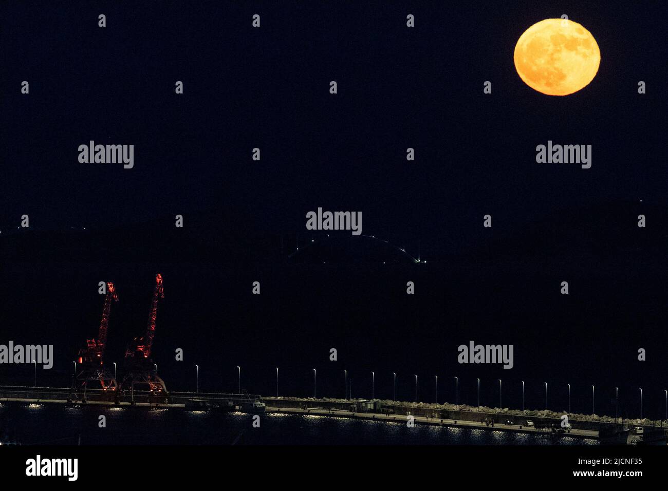 Am 14. Juni 2022 ist in Rijeka, Kroatien, der Erdbeermond am Himmel zu ... Am 14. Juni 2022 ist in Rijeka, Kroatien, der Erdbeermond am Himmel zu ...