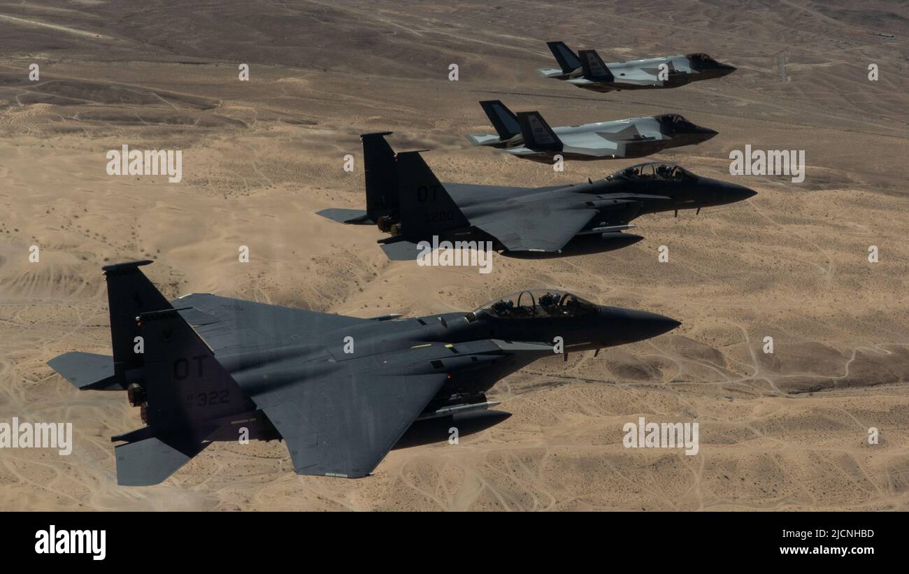 Zwei F-35A Lightning IIS und zwei F-15E Strike Eagles fliegen in einer ...