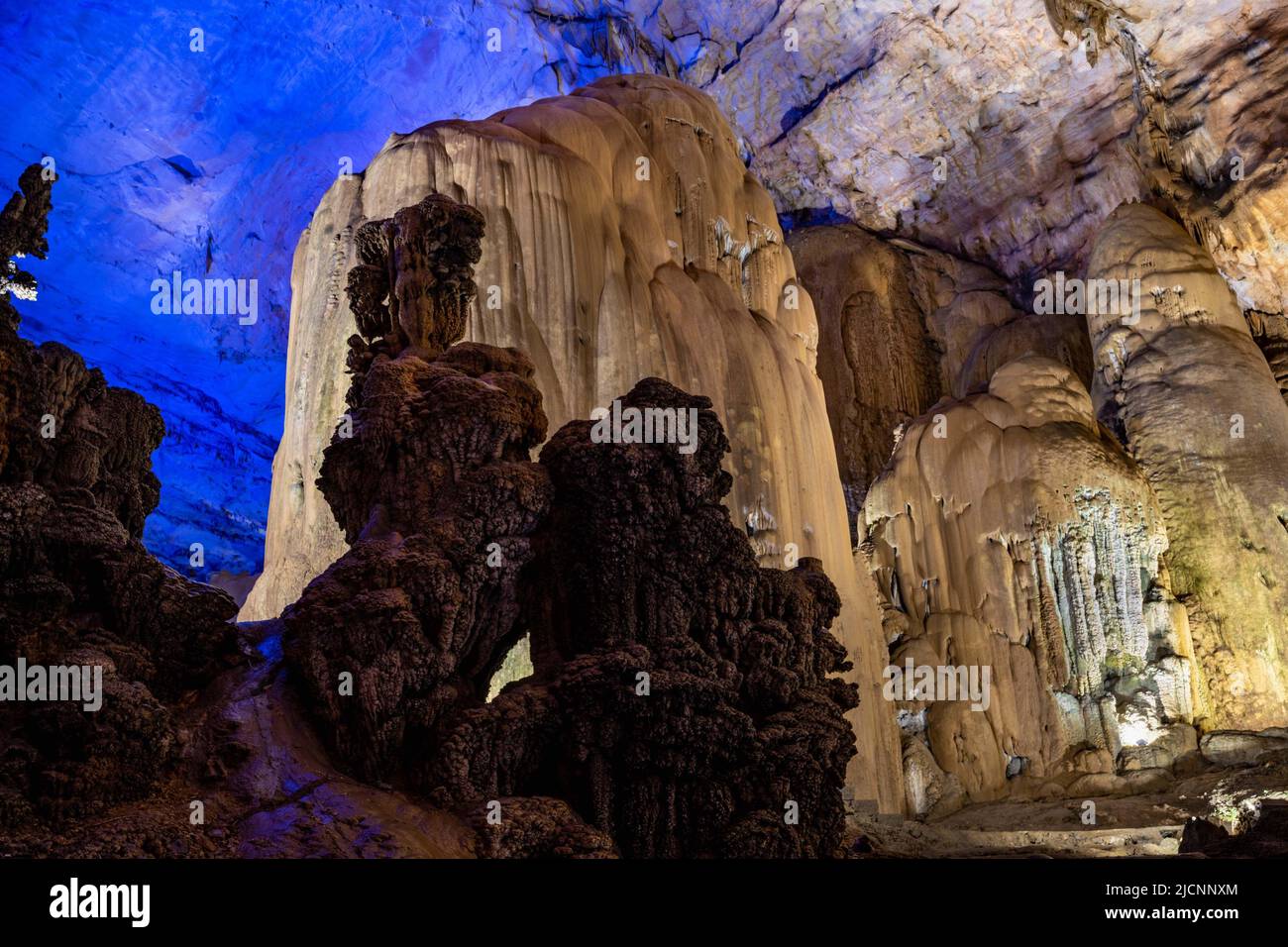 BIJIE, CHINA - 10. JUNI 2022 - Blick auf die Zhijin-Höhle, die Spitze ...
