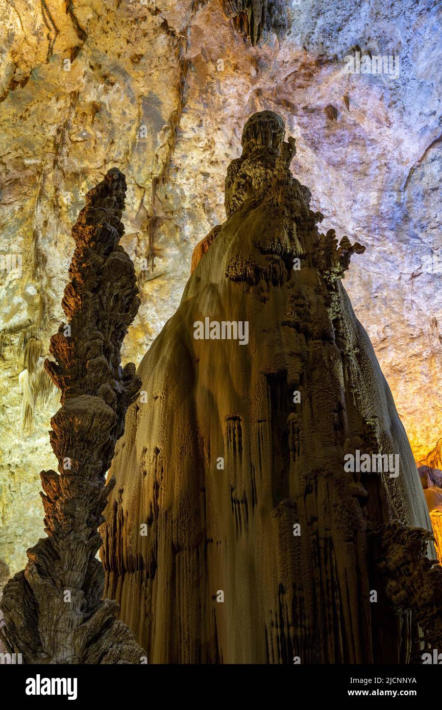 BIJIE, CHINA - 10. JUNI 2022 - Blick auf die Zhijin-Höhle, die Spitze ...