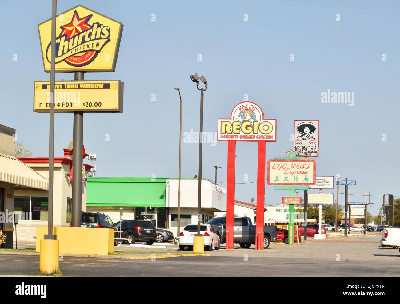 Blick auf mehrere Fast-Food-Restaurants entlang der Forest Lane in ...