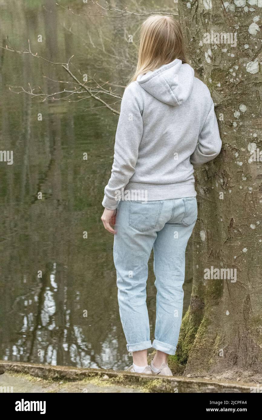 Eine Junge Blonde Frau Von Hinten Die An Einem See Steht 2948