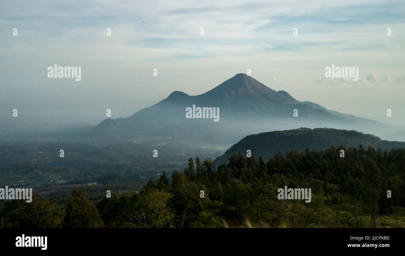 Mount penanggungan -Fotos und -Bildmaterial in hoher Auflösung – Alamy