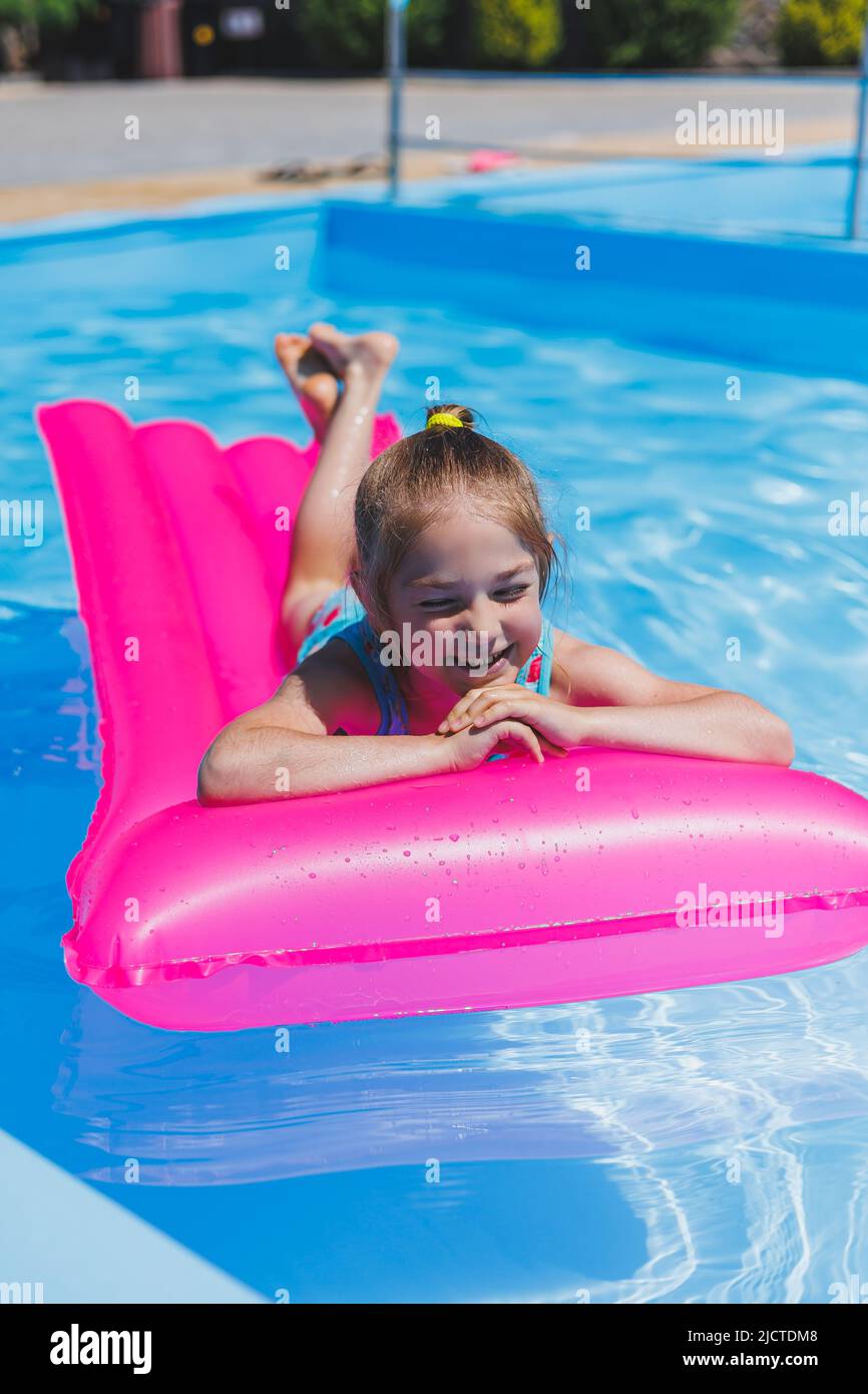 Mädchen 7 8 Jahre Alt Schwimmt Im Pool Auf Einer Aufblasbaren Rosa
