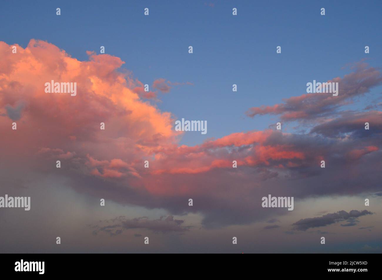 Cielo cielo nubes nube natural -Fotos und -Bildmaterial in hoher Auflösung – Alamy