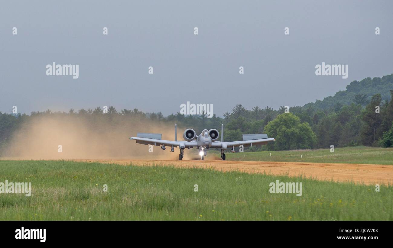 Ein A-10 Thunderbolt II vom 124. Fighter Wing, Boise, Idaho, landet in ...
