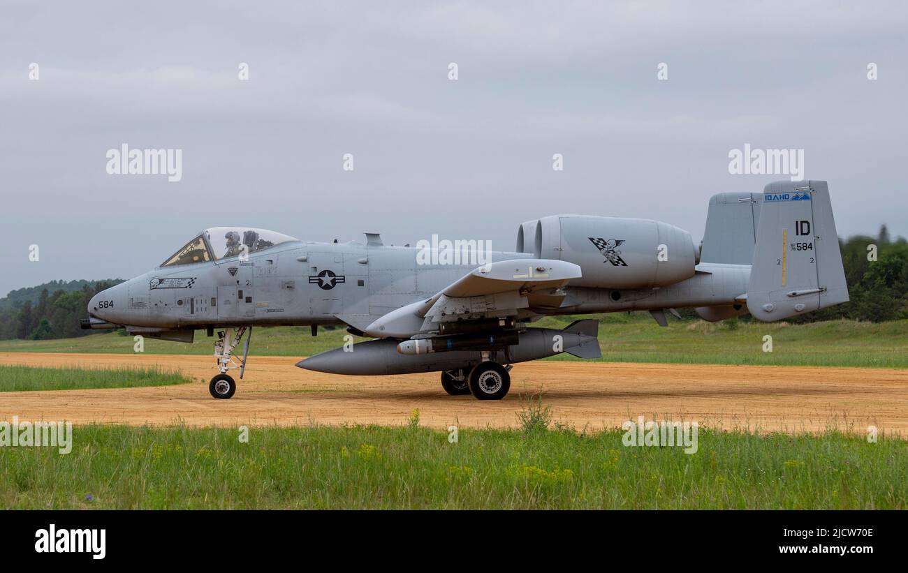 Ein A-10 Thunderbolt II, vom 124. Fighter Wing, Boise, Idaho, taxiert ...