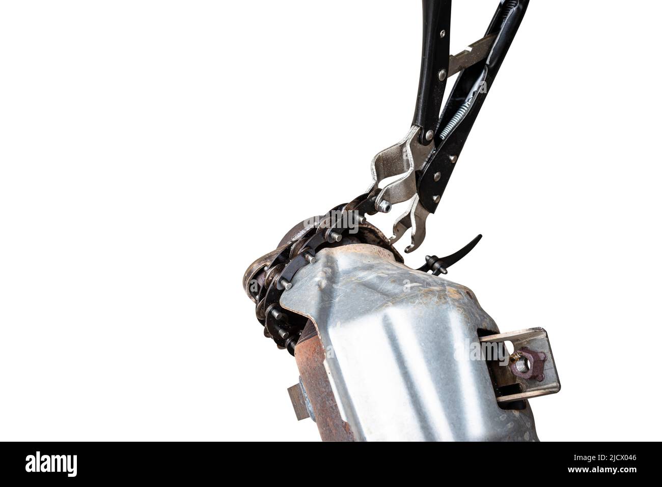 Großer Autokatalysator mit Rohrscheren, isoliert auf weißem Hintergrund ...