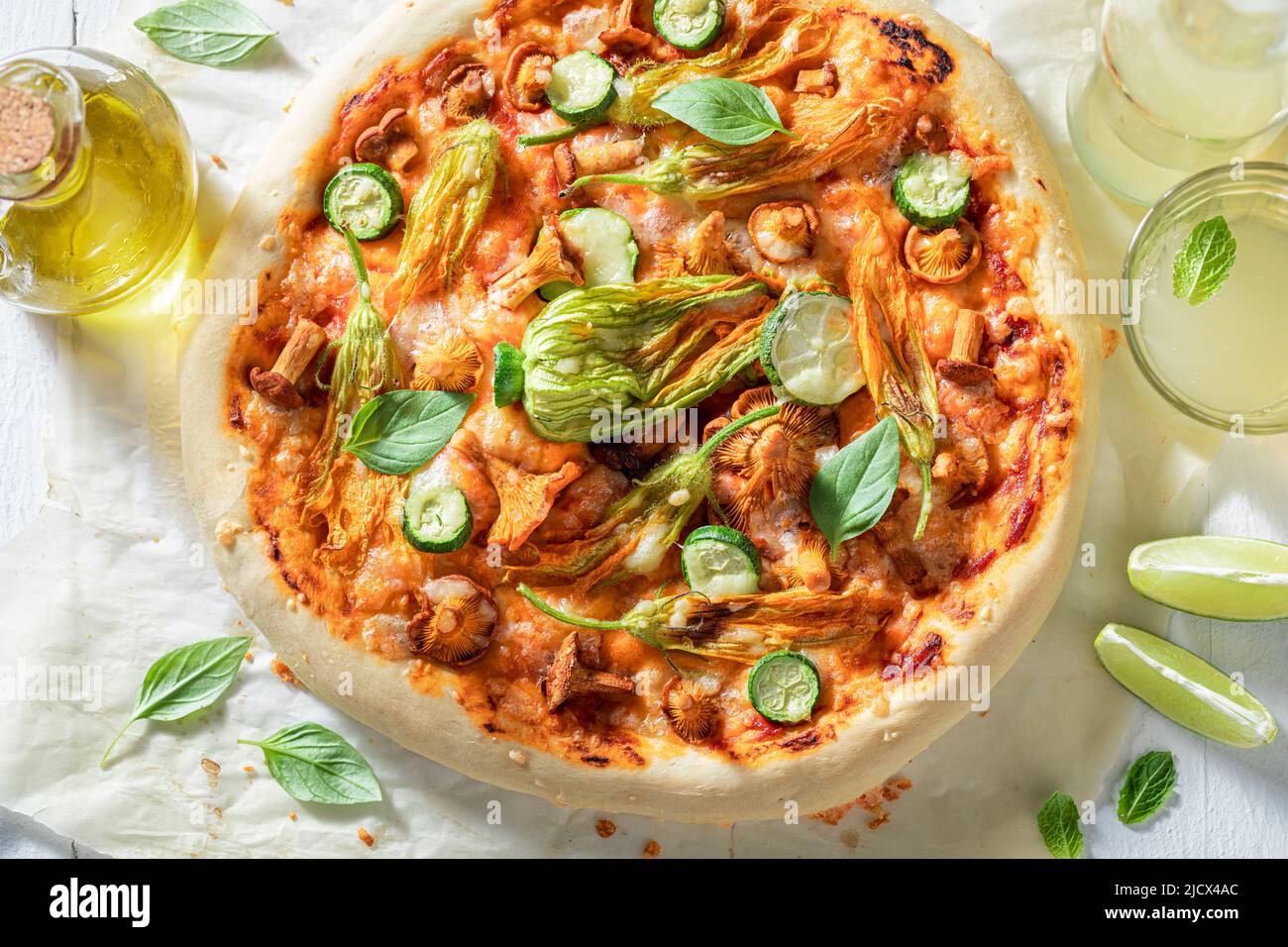 Blick von oben auf die Pizza, serviert mit kalter und sommerlicher ...