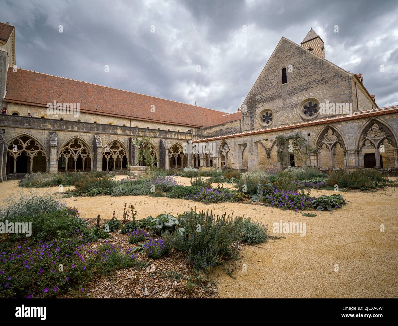 Kreuzgang der zisterzienserabtei noirlac aus dem 12 jahrhundert -Fotos und -Bildmaterial in ...