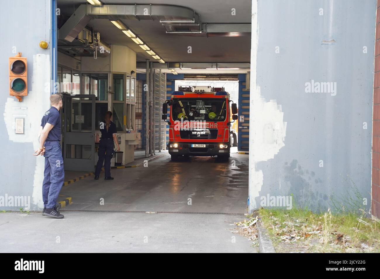 Berlin, Deutschland. 16.. Juni 2022. In der Fahrzeugschleuse der Strafvollzugsanstalt Plötzensee ...
