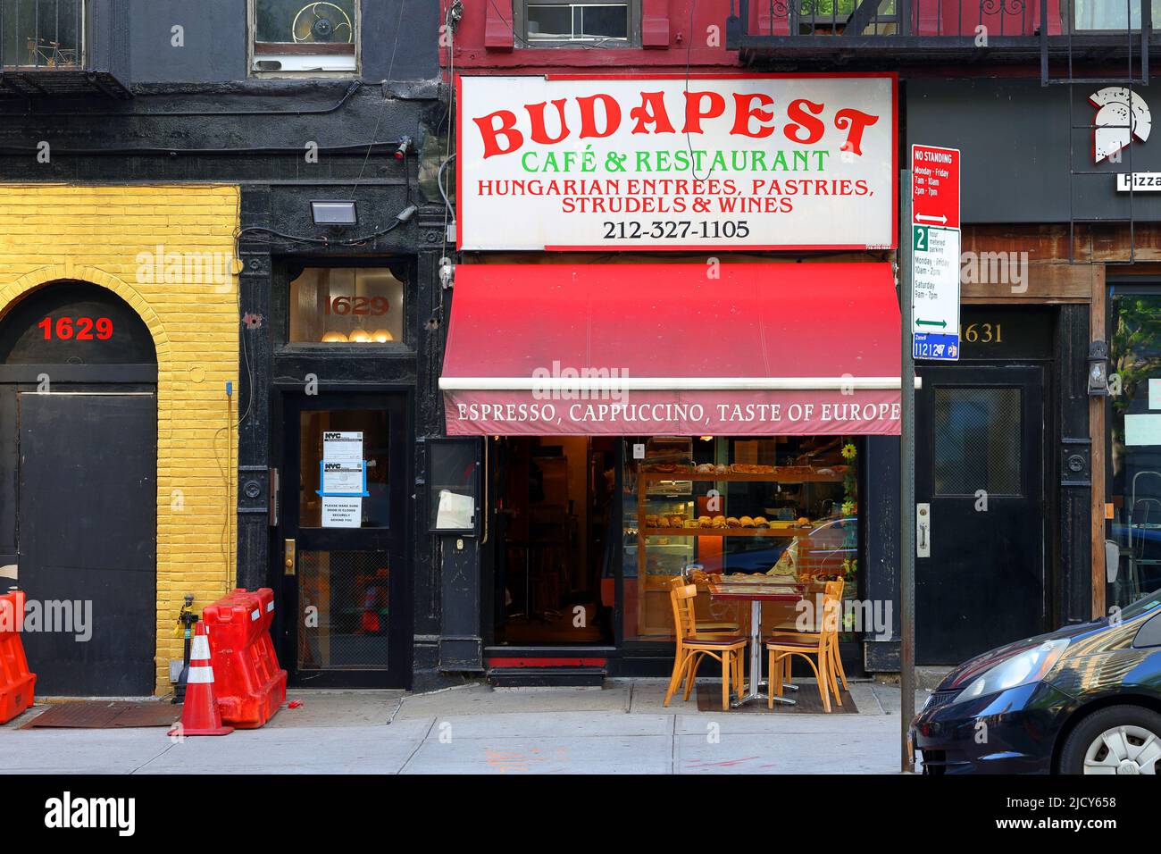 Café in budapest -Fotos und -Bildmaterial in hoher Auflösung – Alamy